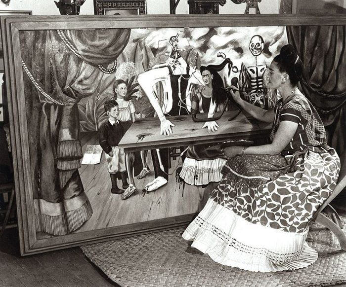 Frida Kahlo pintando La mesa herida en 1940. Esta pintura se extravi