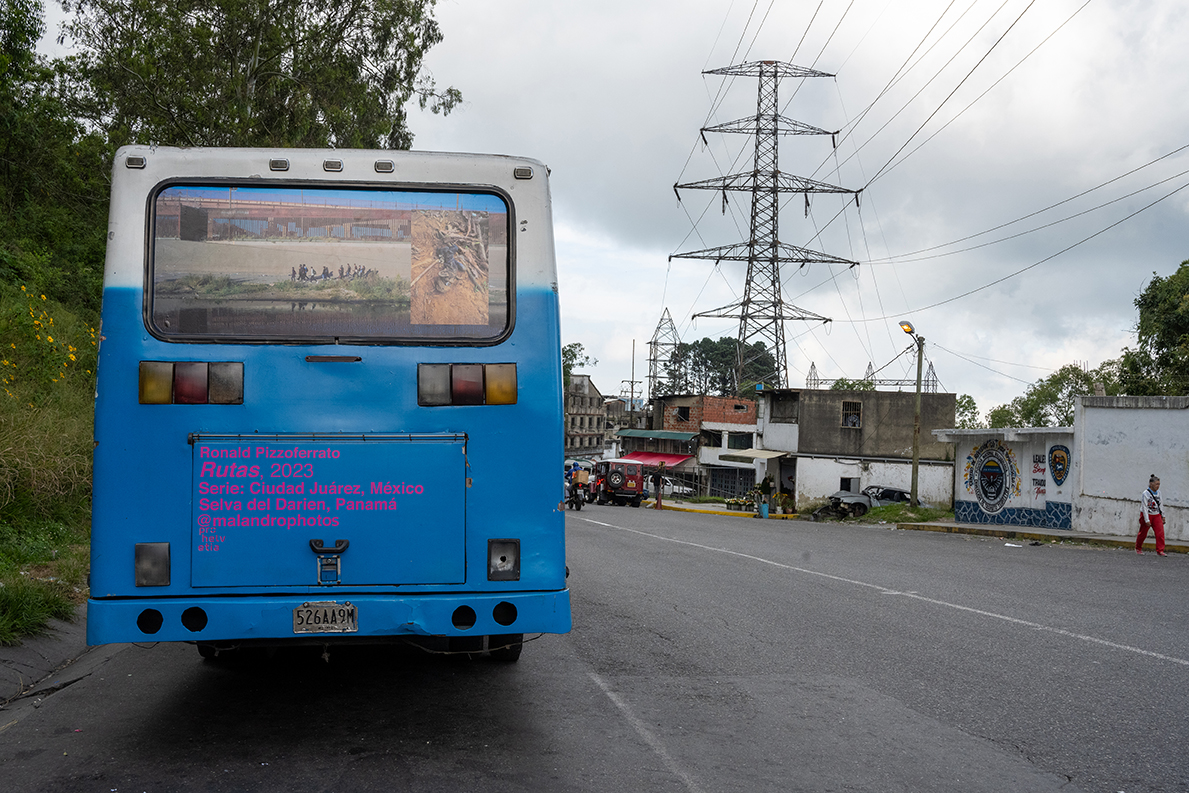 "Rutas" de Ronald Pizzoferrato recorre Caracas en autobuses